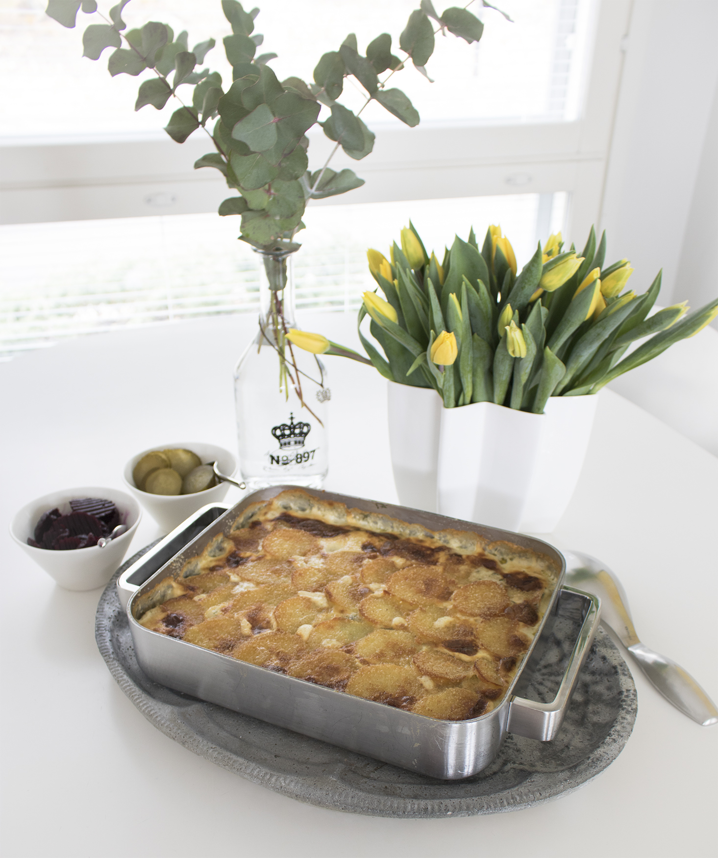 Aprillia, aprillia, syö sillipaistosta! – Rouva Raadelmasta