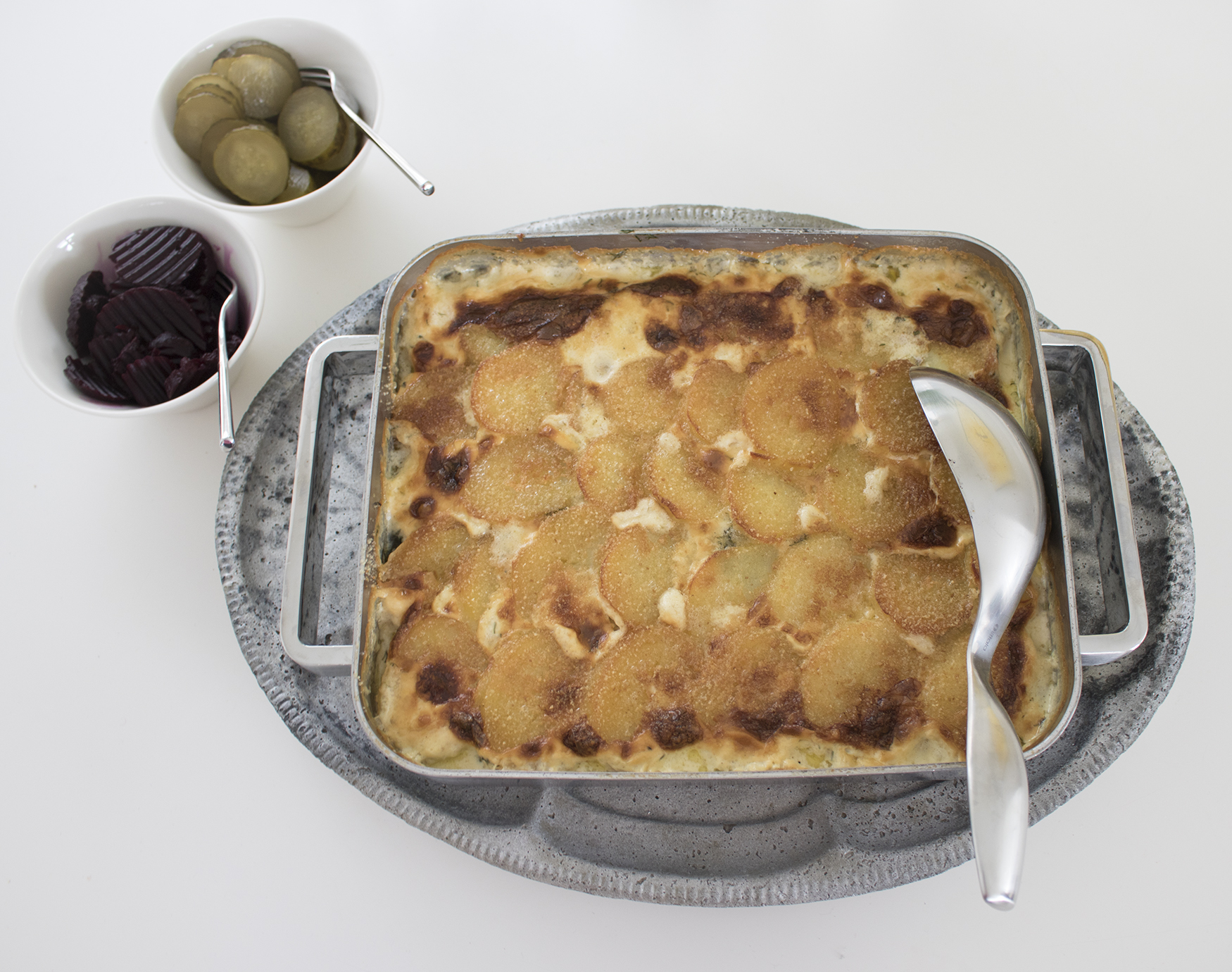 Aprillia, aprillia, syö sillipaistosta! – Rouva Raadelmasta